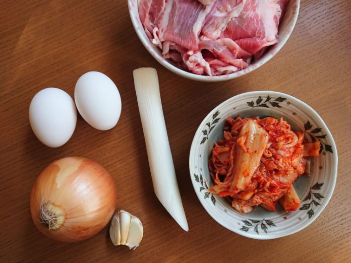 豚キムチチャーハンの簡単レシピ。コチュジャンでピリ辛UP★目玉焼きと海苔 | カライチ