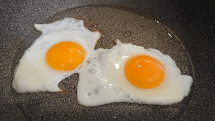 豚キムチチャーハンの簡単レシピ。コチュジャンでピリ辛UP★目玉焼きと海苔 | カライチ