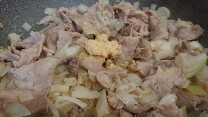 豚キムチチャーハンの簡単レシピ。コチュジャンでピリ辛UP★目玉焼きと海苔 | カライチ