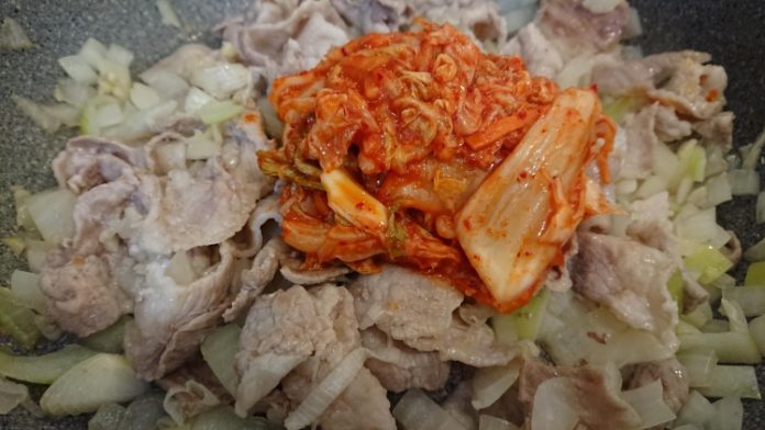 豚キムチチャーハンの簡単レシピ。コチュジャンでピリ辛UP★目玉焼きと海苔 | カライチ