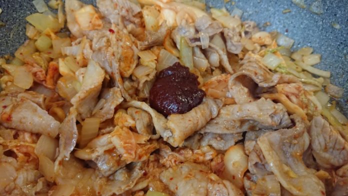 豚キムチチャーハンの簡単レシピ。コチュジャンでピリ辛UP★目玉焼きと海苔 | カライチ
