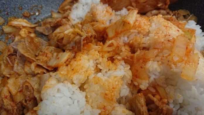 豚キムチチャーハンの簡単レシピ。コチュジャンでピリ辛UP★目玉焼きと海苔 | カライチ