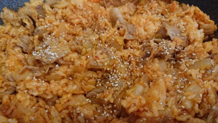 豚キムチチャーハンの簡単レシピ。コチュジャンでピリ辛UP★目玉焼きと海苔 | カライチ
