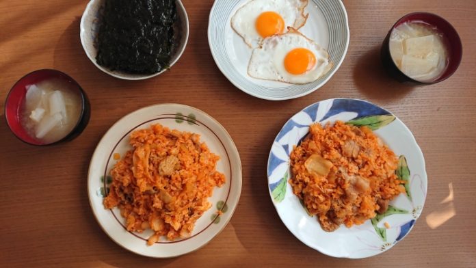 豚キムチチャーハンの簡単レシピ。コチュジャンでピリ辛UP★目玉焼きと海苔 | カライチ