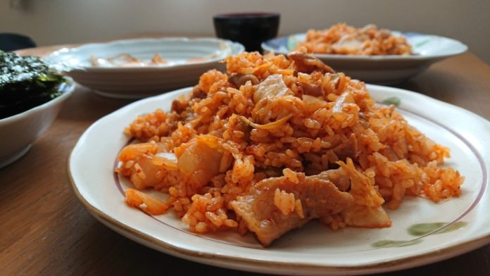 豚キムチチャーハンの簡単レシピ。コチュジャンでピリ辛UP★目玉焼きと海苔 | カライチ