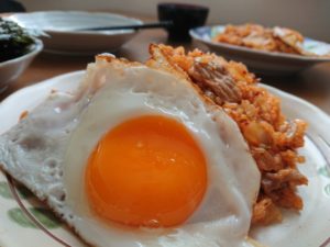 豚キムチチャーハンの簡単レシピ。コチュジャンでピリ辛UP★目玉焼きと海苔 | カライチ