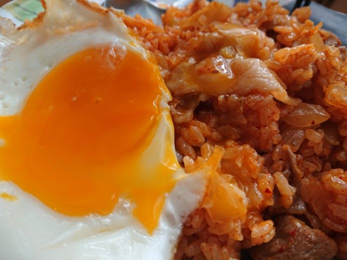 豚キムチチャーハンの簡単レシピ。コチュジャンでピリ辛UP★目玉焼きと海苔 | カライチ