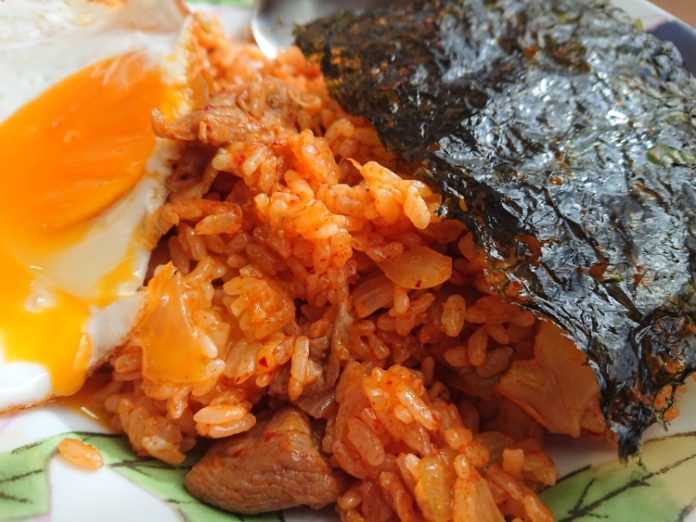 豚キムチチャーハンの簡単レシピ。コチュジャンでピリ辛UP★目玉焼きと海苔 | カライチ